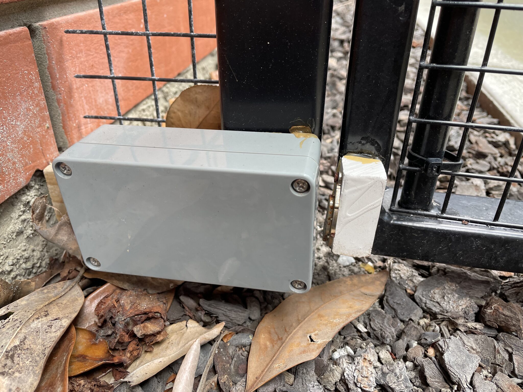 Battery Powered ESP32 Gate / Door sensor - Electronics Volts and Bits